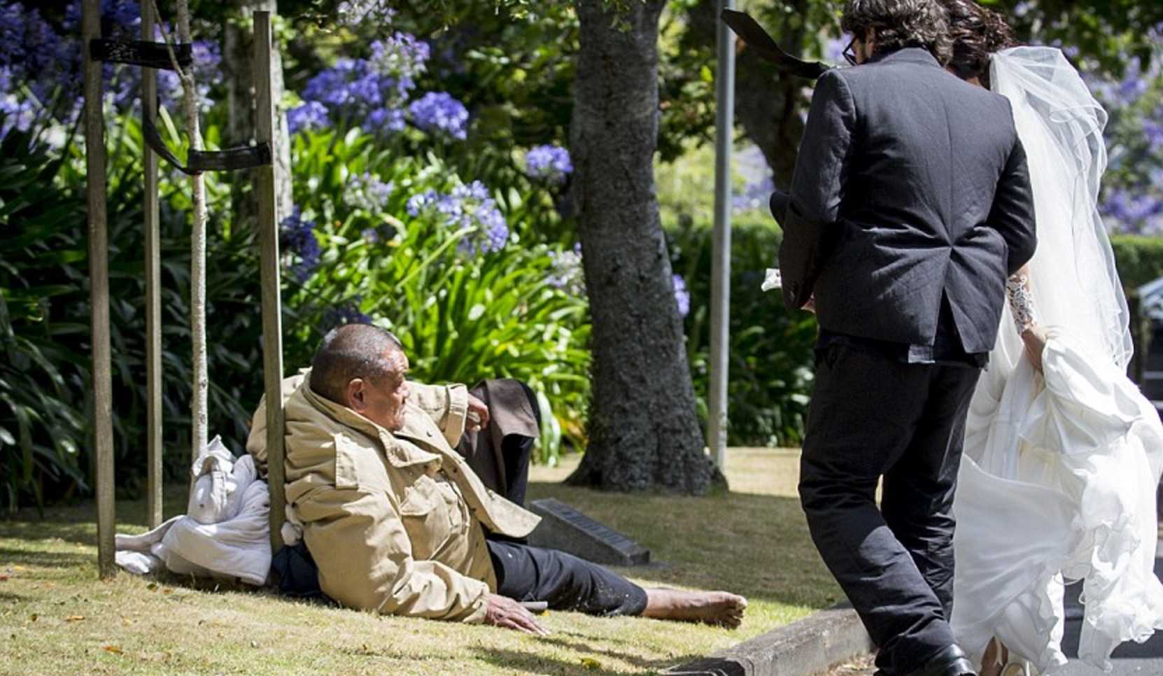 This Wedding Picture Featuring the Happy Couple – and a Homeless Man ...