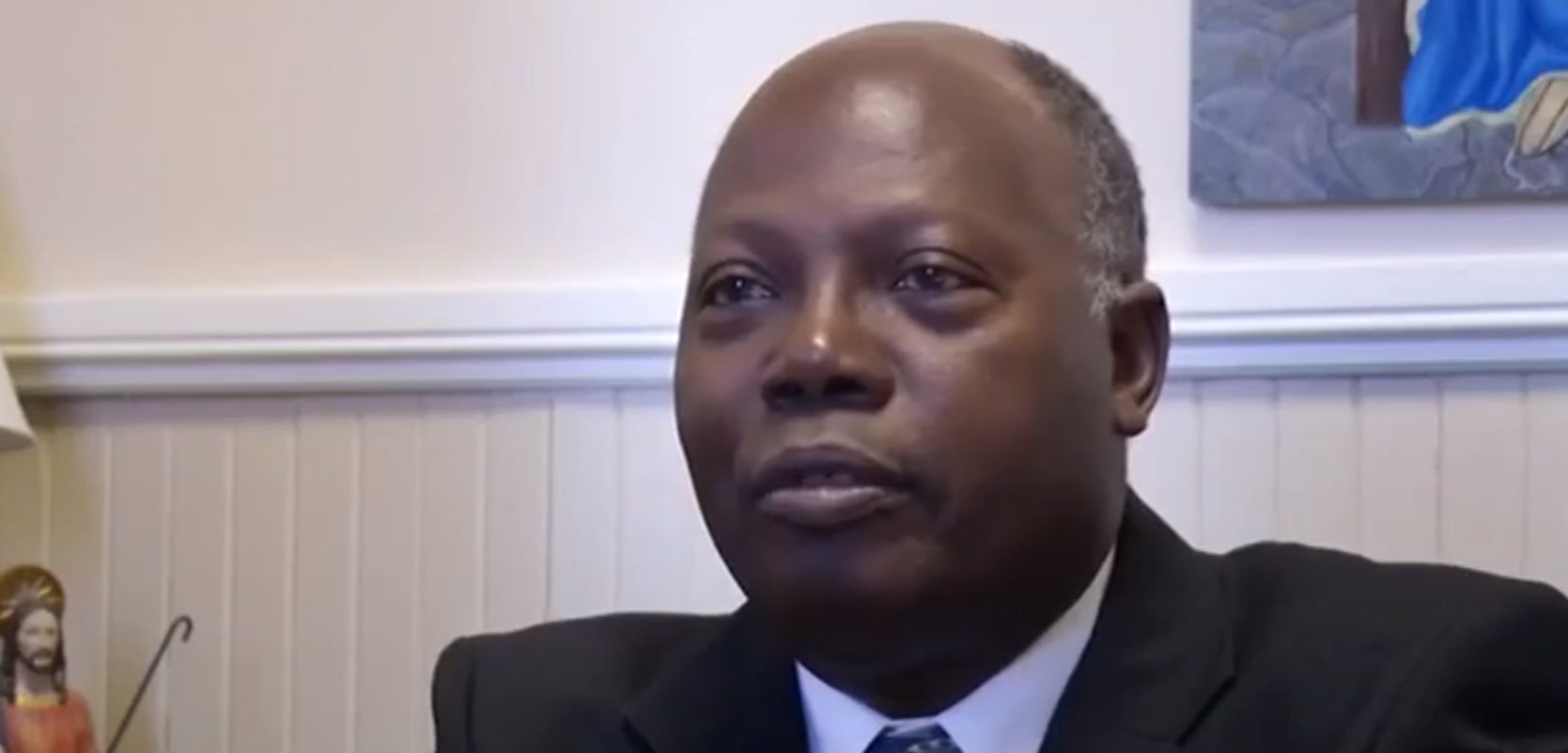 Pastor Invokes Name of Jesus to Stop Armed Robber Who Threatened to ...