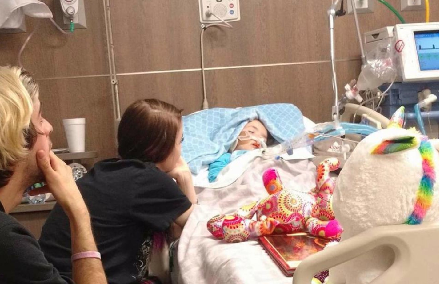 5 Year Old Cancer Stricken Girl Pictured With Dying Grandfather