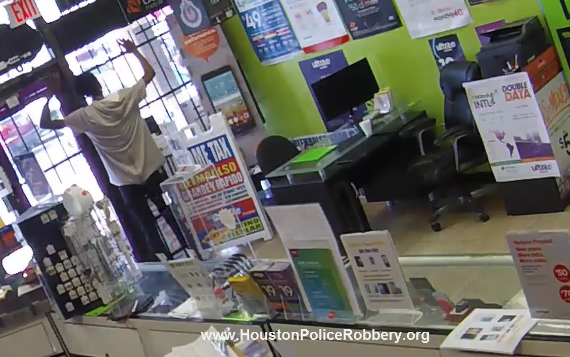 Armed Robber Seen Praying for Mercy After Employee Brilliantly Foils ...