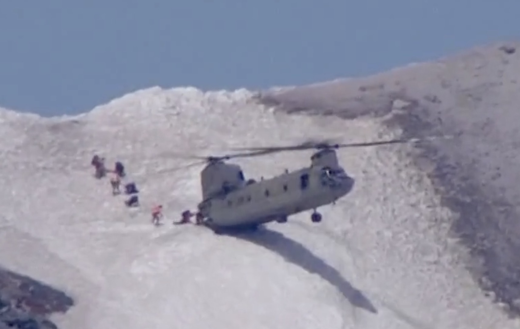 Chinook Pilot Performs Stunning ‘Pinnacle Landing’ to Save Man Trying ...