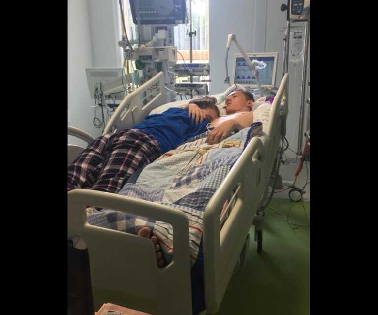 Viral Photo Captures Teen’s Final Hug With Boyfriend Before Doctors ...