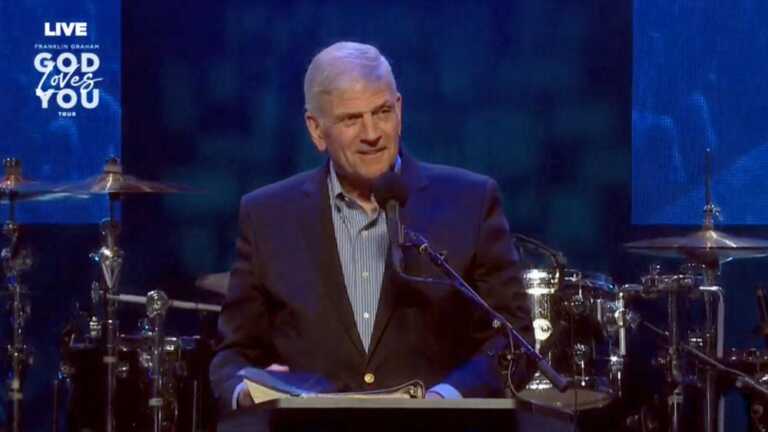 700 Choose Christ at Franklin Graham’s ‘God Loves You’ Tour in UK: ‘The ...