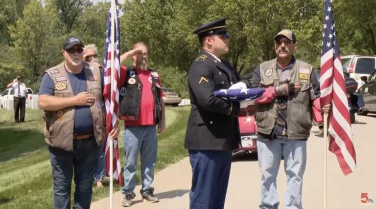 Dozens of Strangers Hold Funeral to Honor Vietnam Army Vet Who Died ...