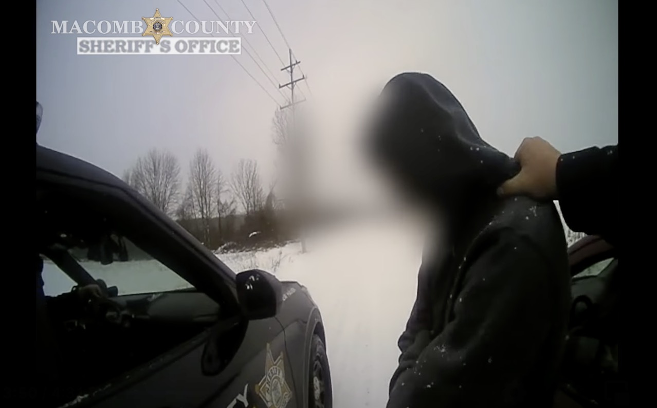 ‘I Could Use a Hug’: Cop Praised For Incredibly Kind Gesture Caught on ...